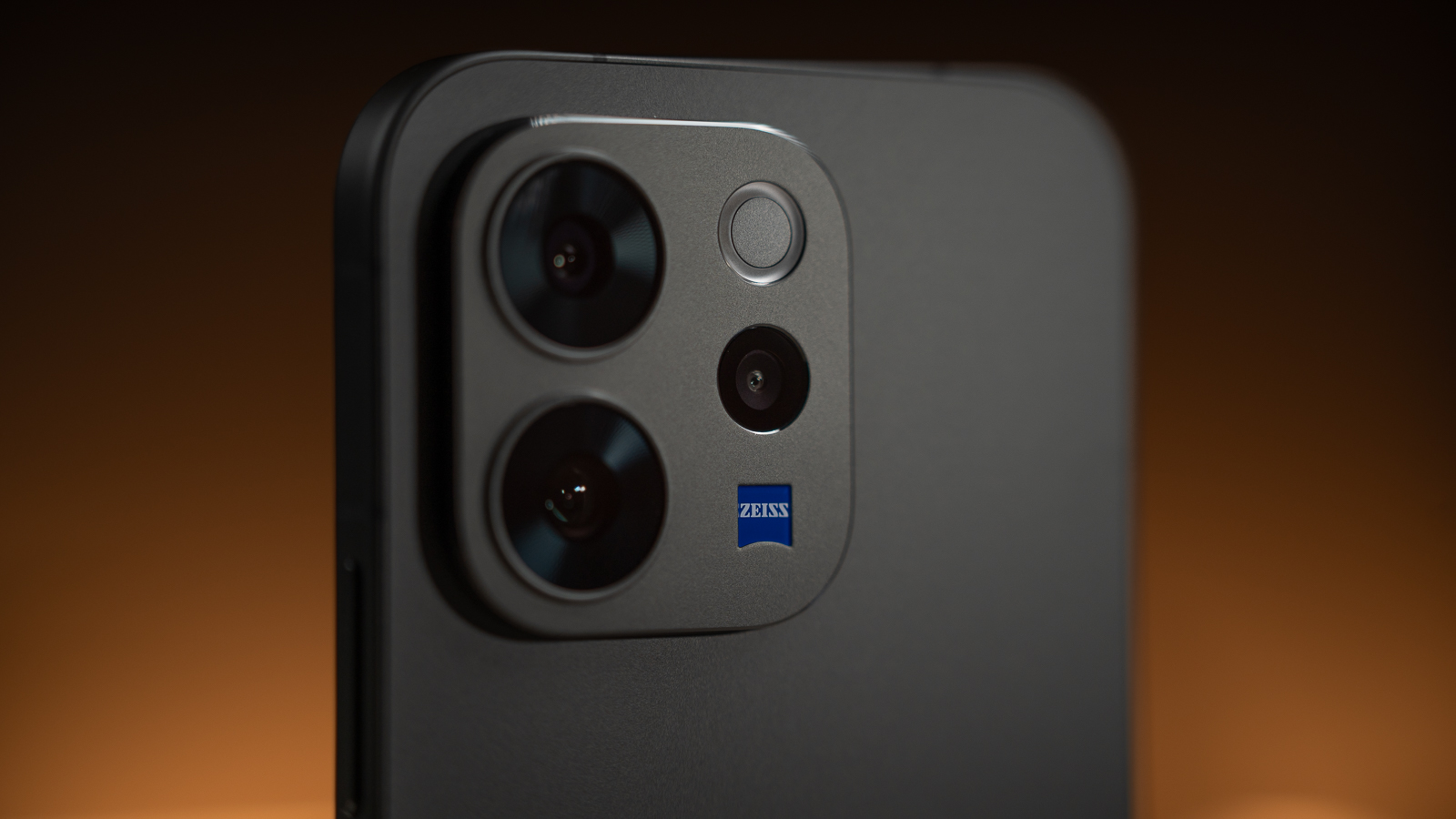Hands-on with the brand new vivo V70 smartphone – BusinessTech